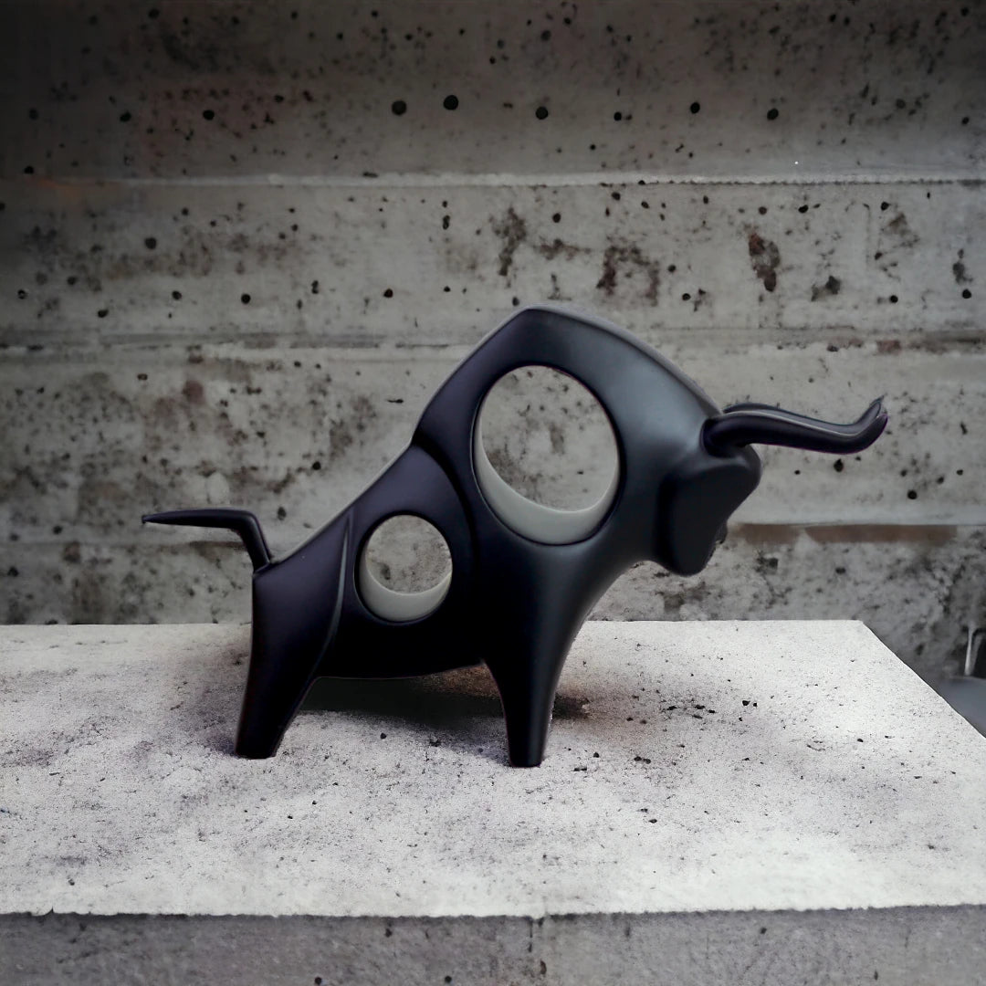 Charging Bull Resin Sculpture – Décor Helm