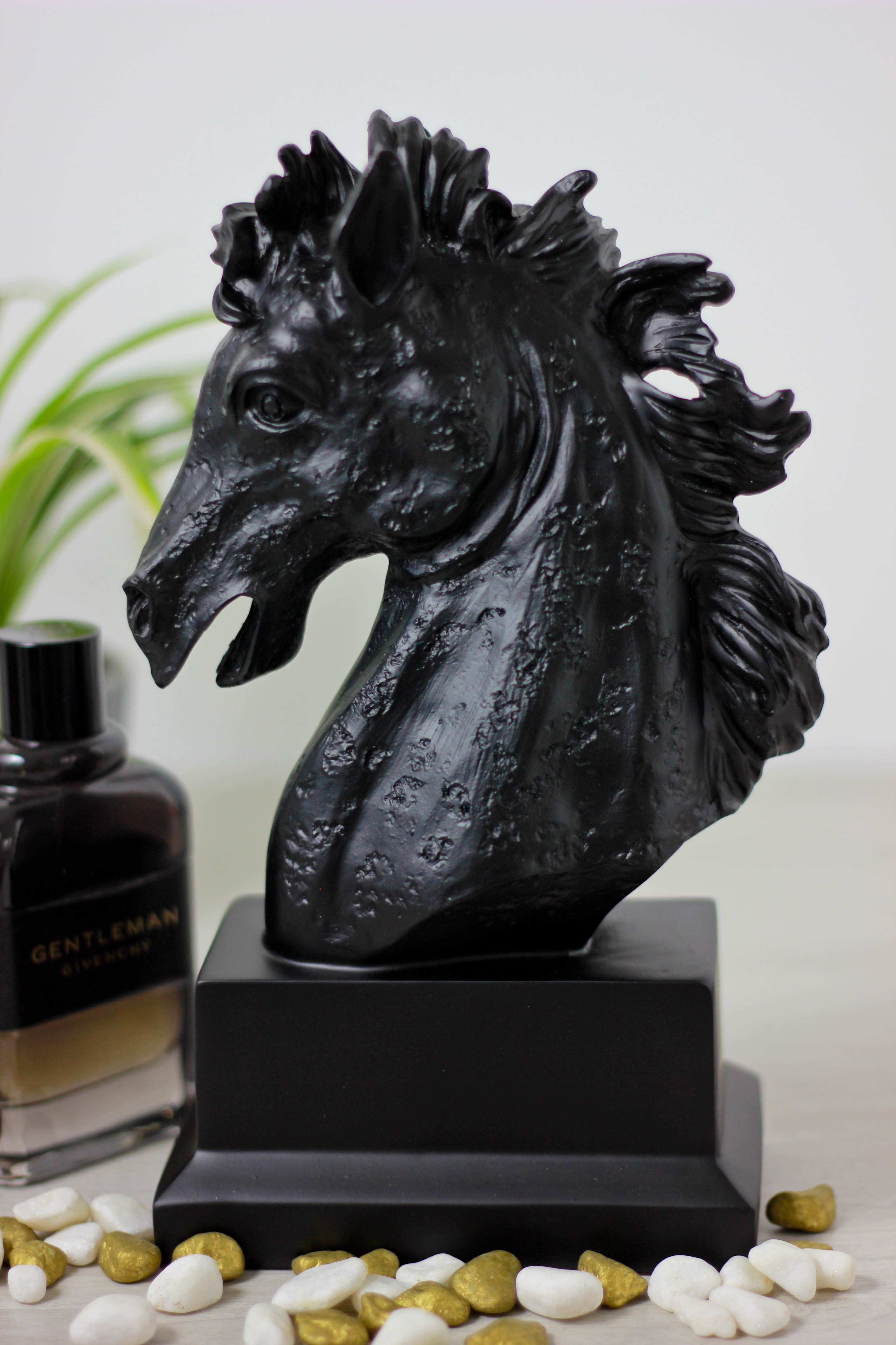 Majestic Stallion Resin Statue – Décor Helm