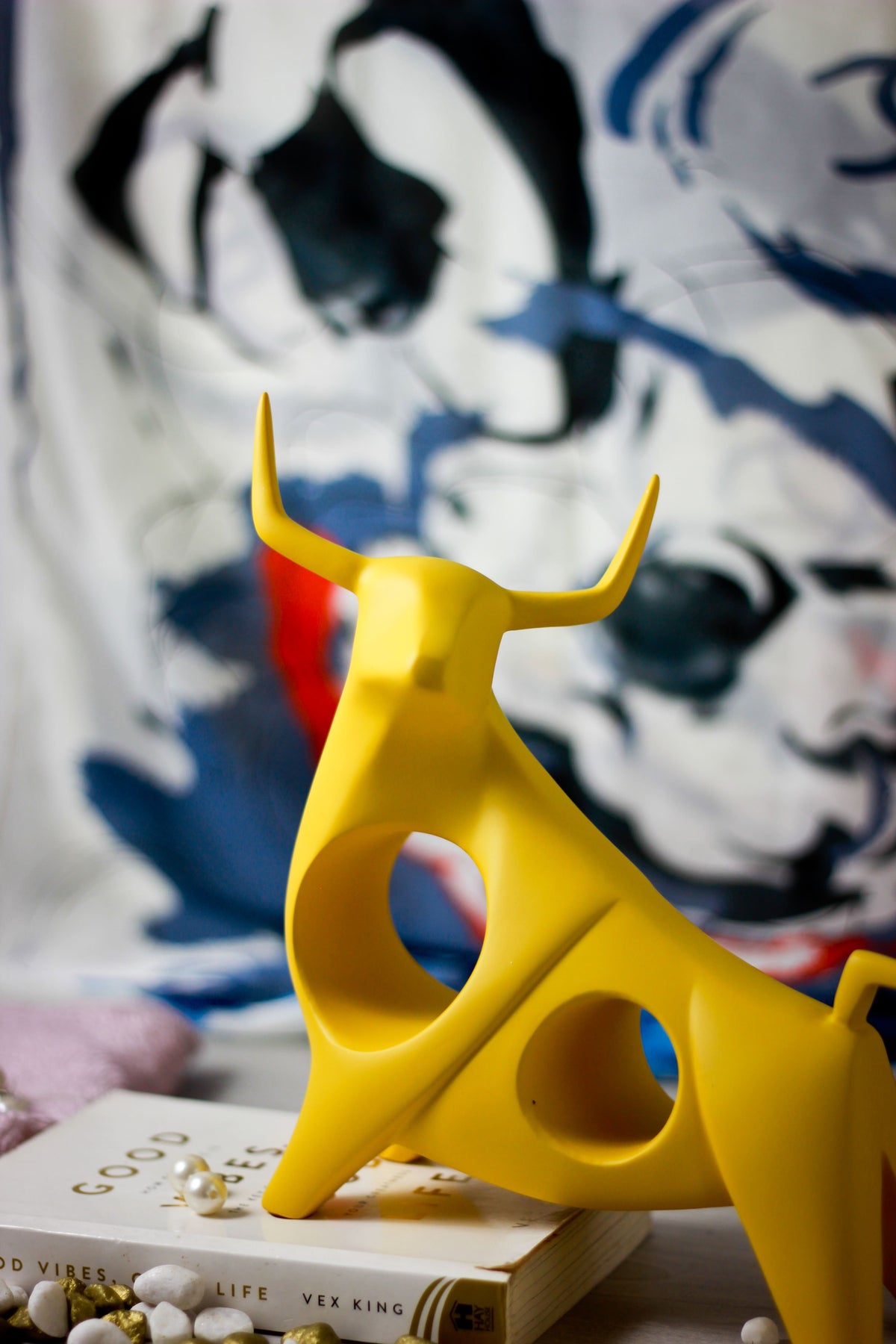 Nordic Bull Resin Sculpture – Décor Helm